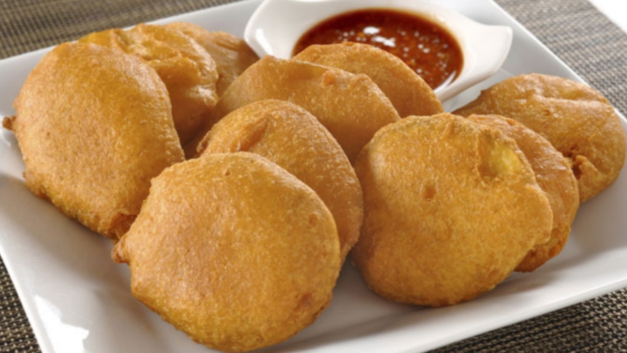 आलू पकोड़ा बनाने की विधि | Aloo Pakoda Recipe in Hindi